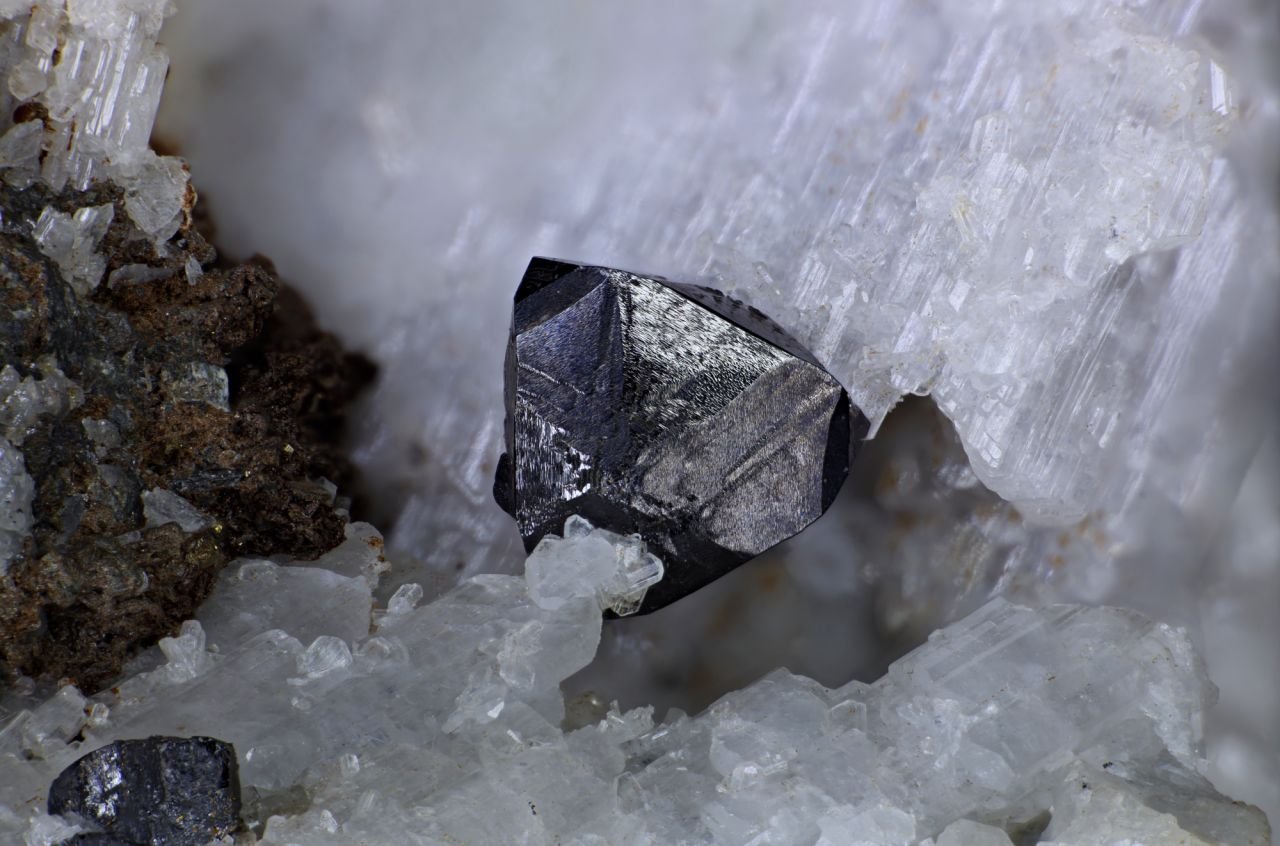 Sphalerite – Minerals of Mont Saint Hilaire